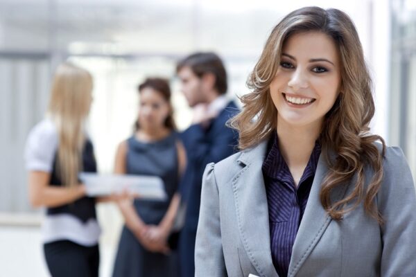 Staff là gì? Phân biệt Staff và Employee để ứng tuyển chính xác