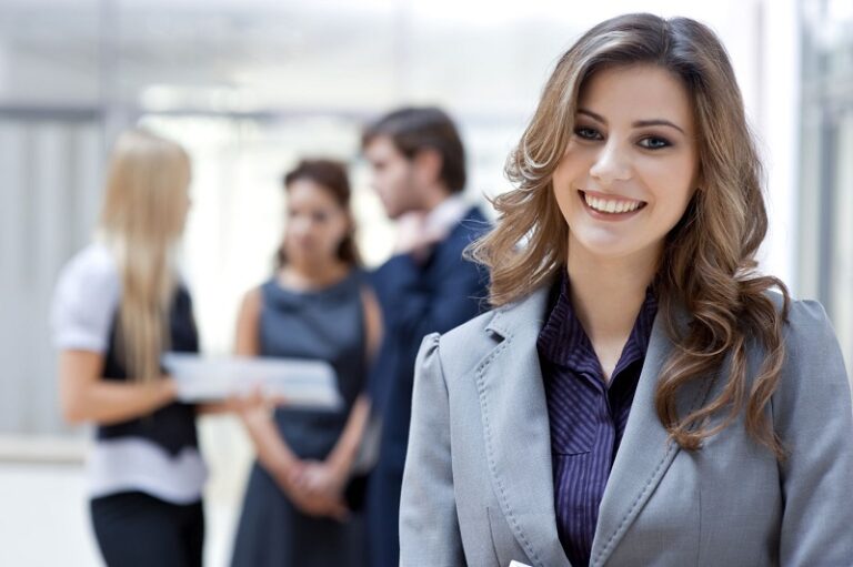 Staff là gì? Phân biệt Staff và Employee để ứng tuyển chính xác