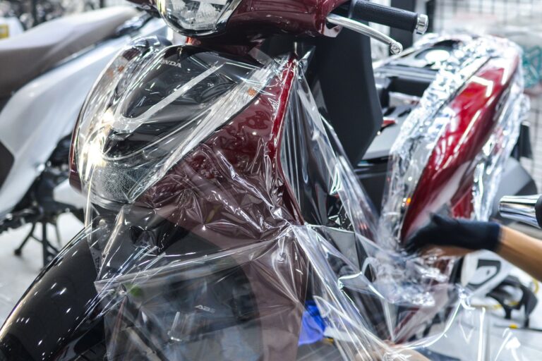 Hướng dẫn cách dán decal xe máy tại nhà chi tiết từ A - Z