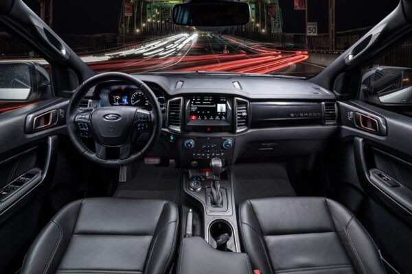 So sánh Innova và Ford Everest: Nên chọn xe Nhật hay xe Mỹ?