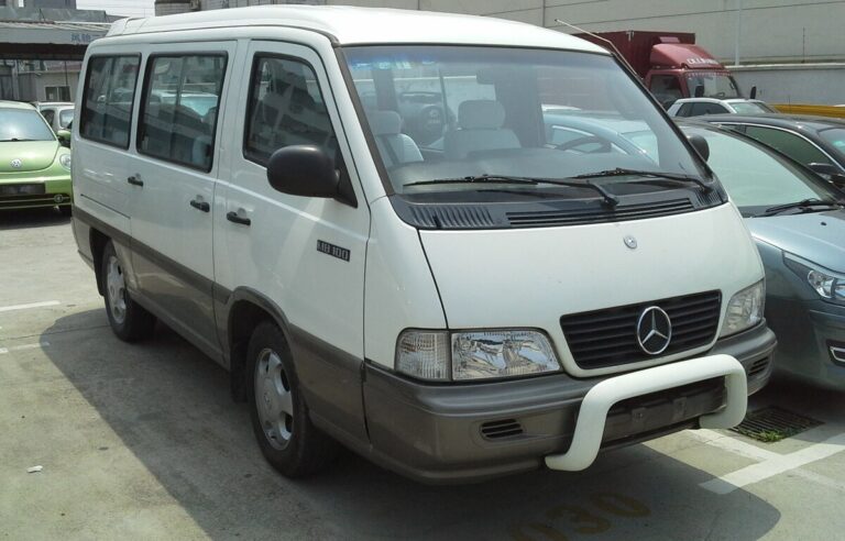 Giá các dòng xe 9 chỗ ở Việt Nam mới nhất 2023